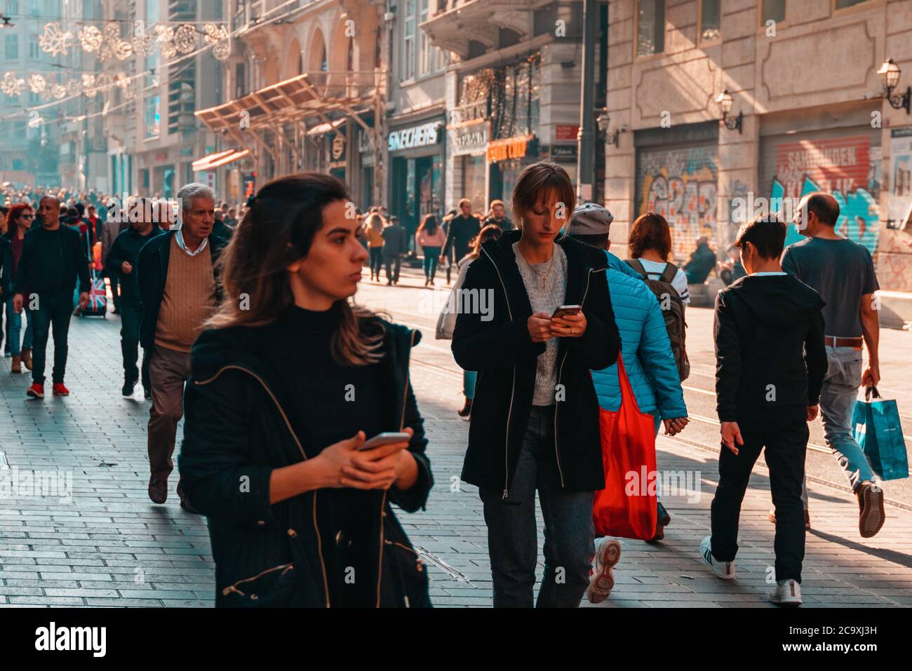 Mobile phones in crowds hi-res stock photography and images - Alamy