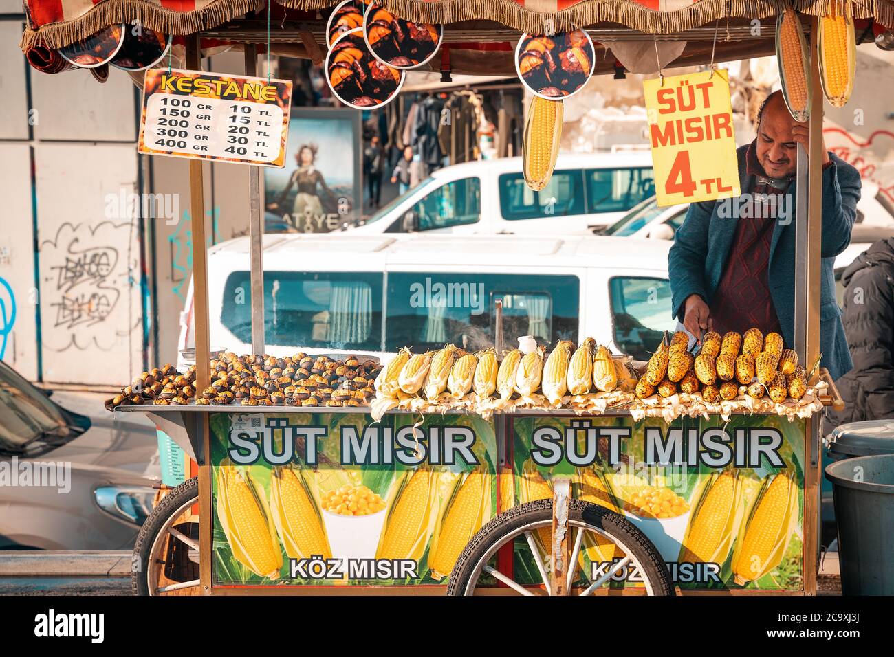 18.12.2019, Istanbul, Turkey. Traditional street food. The corn seller ...