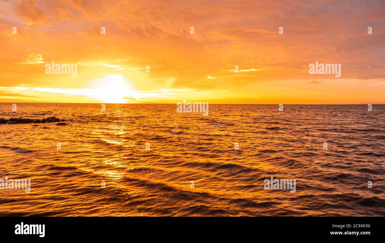 Golden sunst hi-res stock photography and images - Alamy