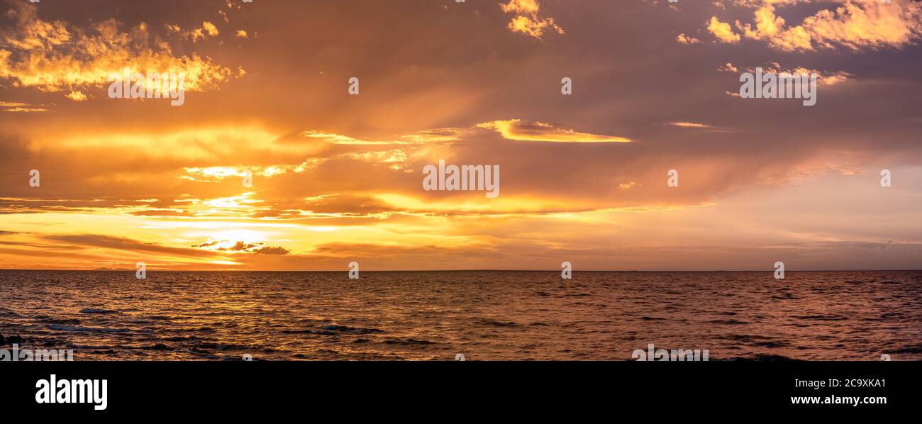 Golden sunset over ocean hi-res stock photography and images - Alamy