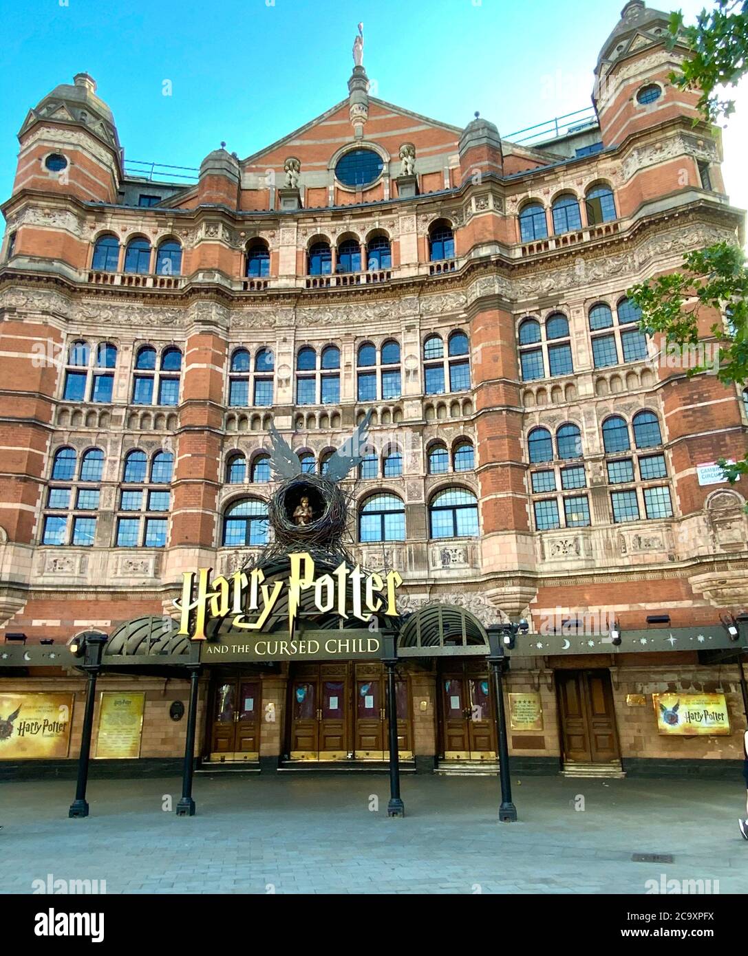 Warner brothers harry potter logo hi-res stock photography and images ...