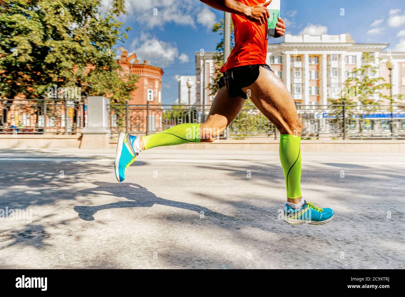 male runner athlete run summery city marathon race Stock Photo - Alamy