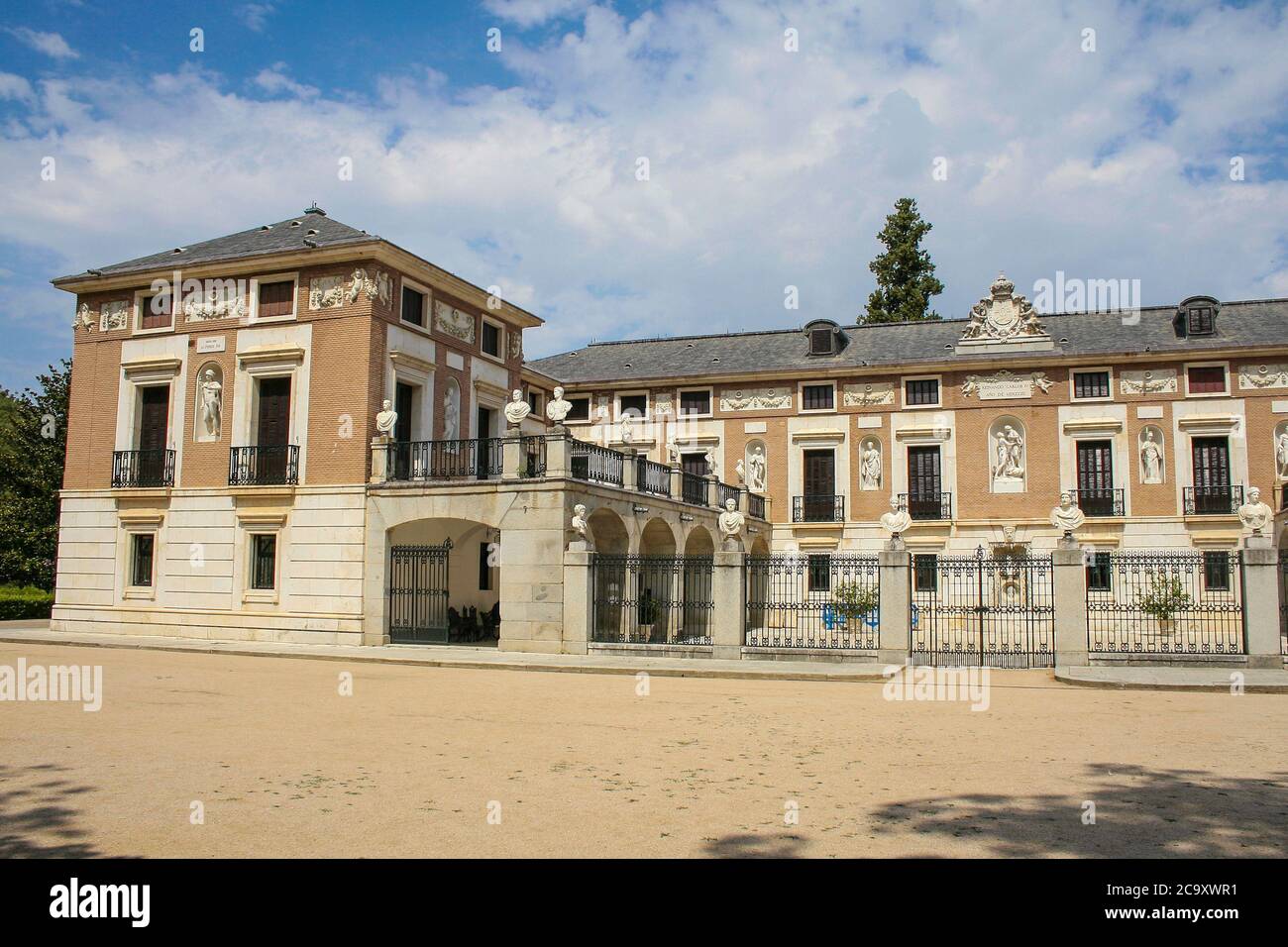 Neoclassical palace hi-res stock photography and images - Alamy