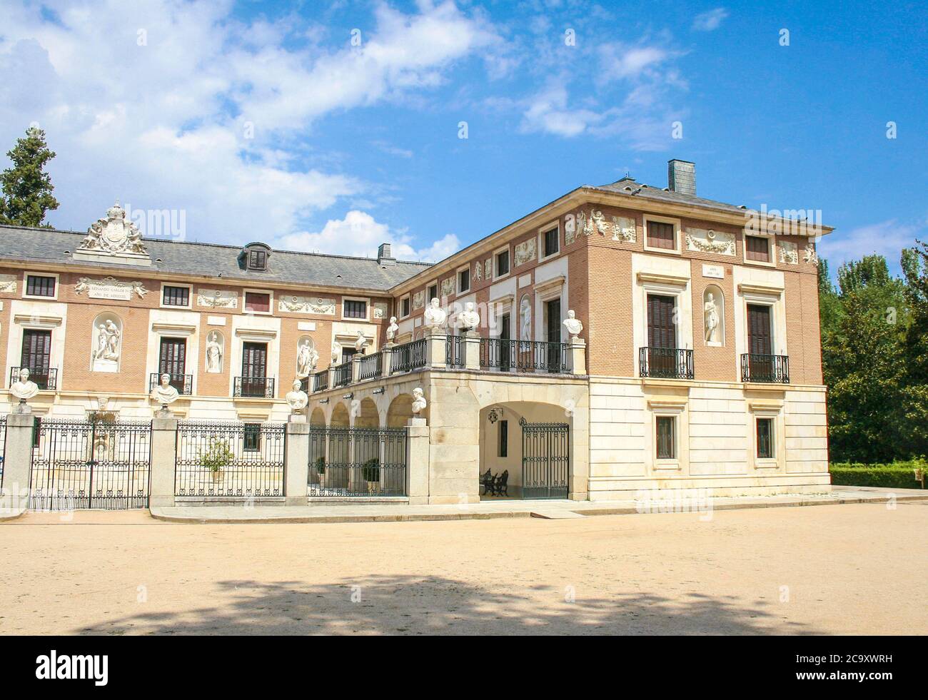 Neoclassical palace hi-res stock photography and images - Alamy