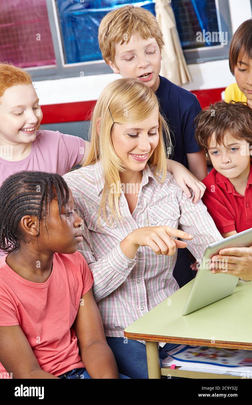 Children using computer school hi-res stock photography and images - Alamy