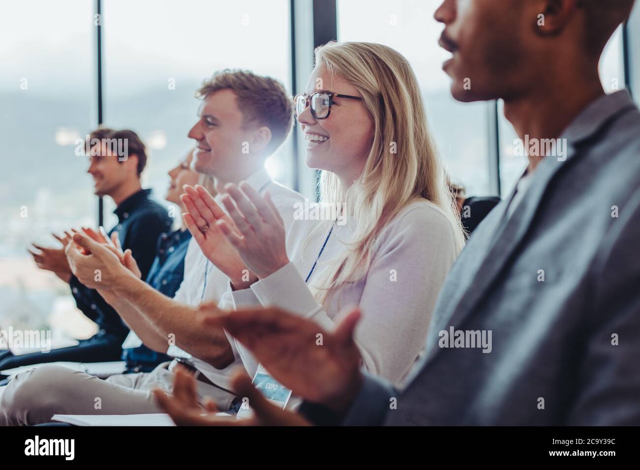 Audience clapping hi-res stock photography and images - Alamy