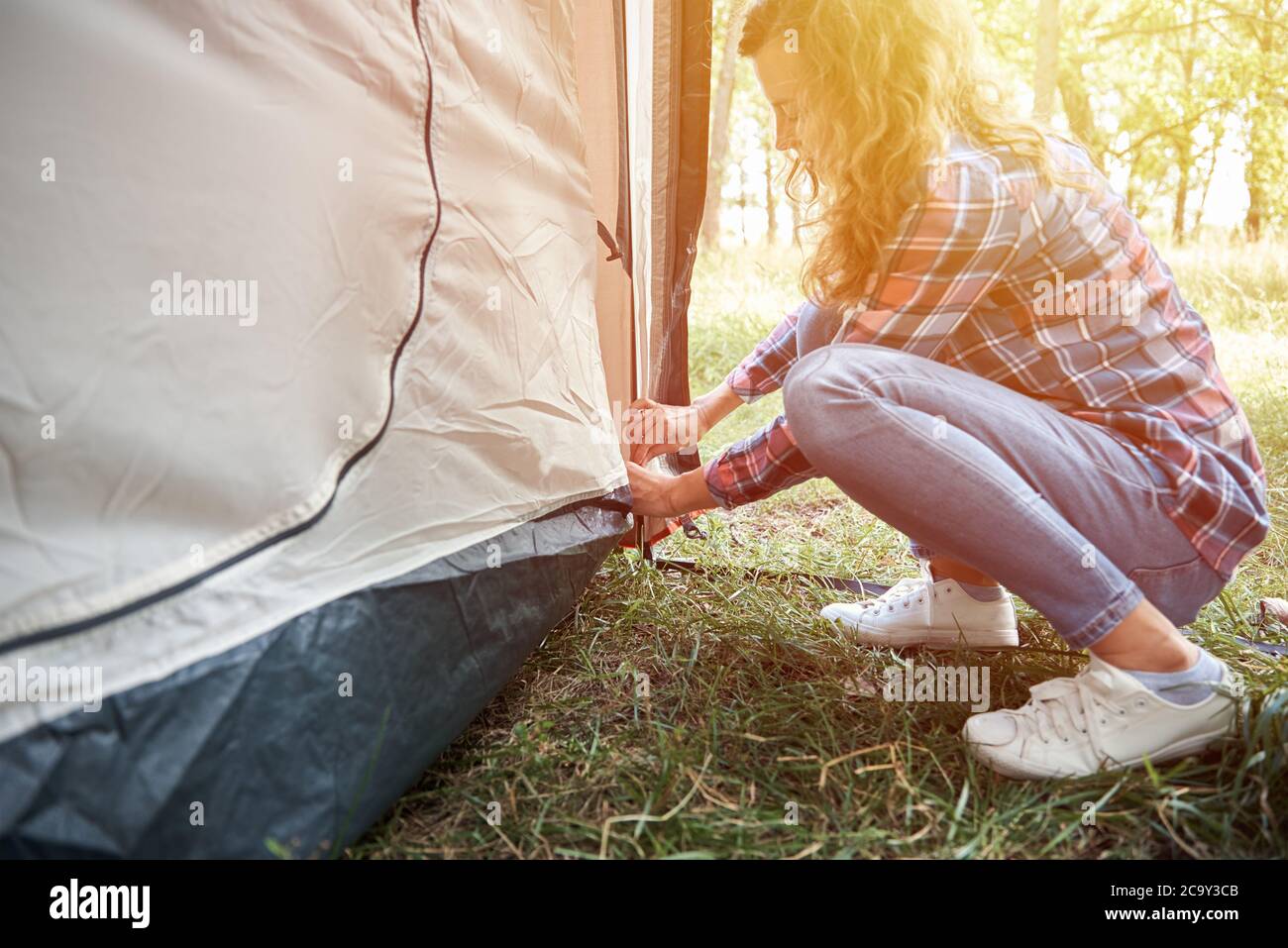 Family setting up camp hi-res stock photography and images - Alamy