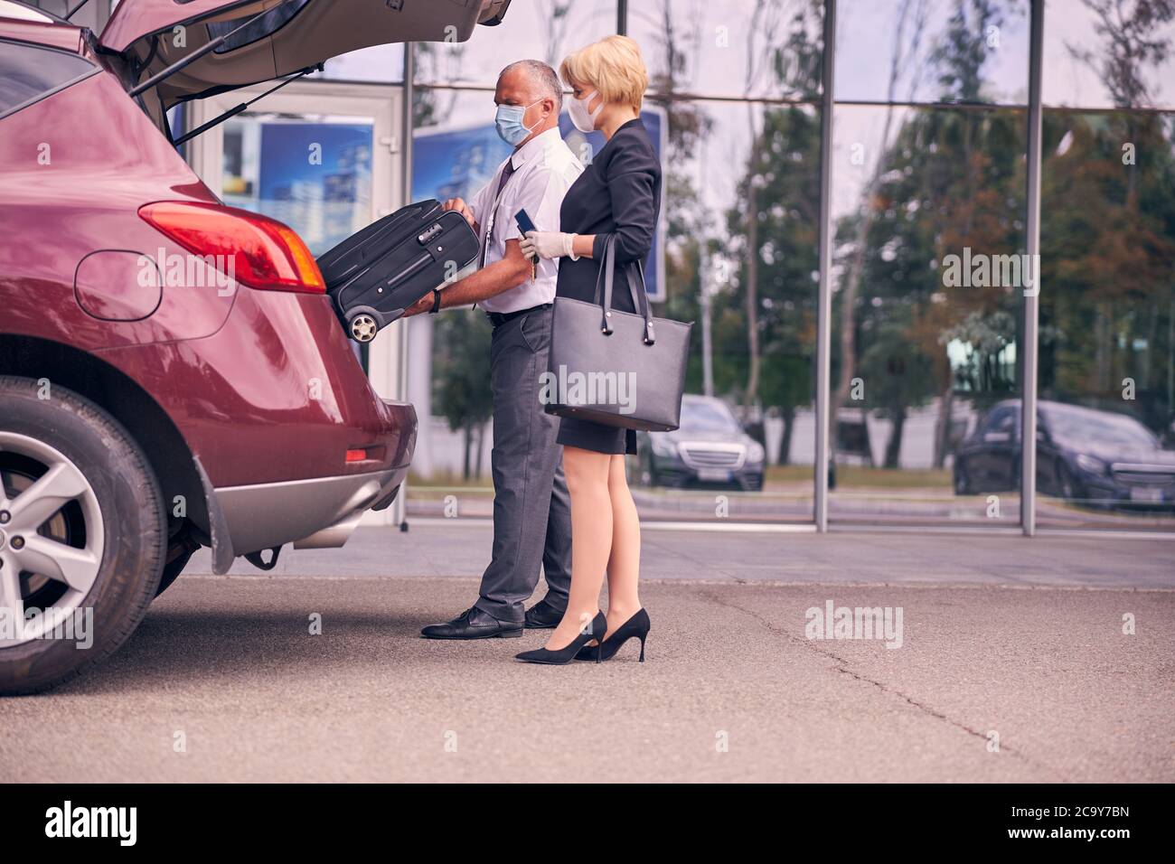 Man helping woman out of car hi-res stock photography and images - Alamy