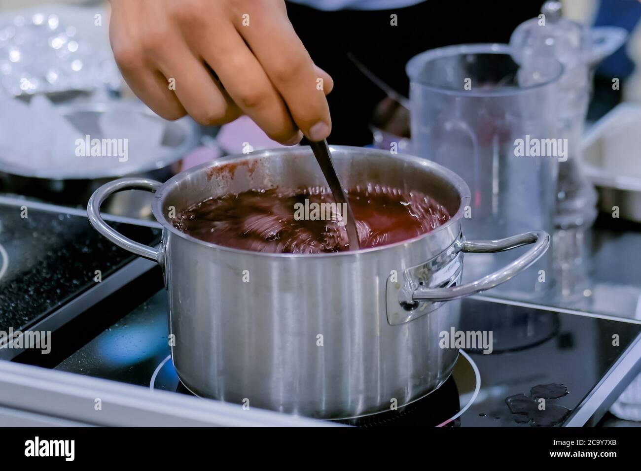 Chef saucepan hi-res stock photography and images - Alamy