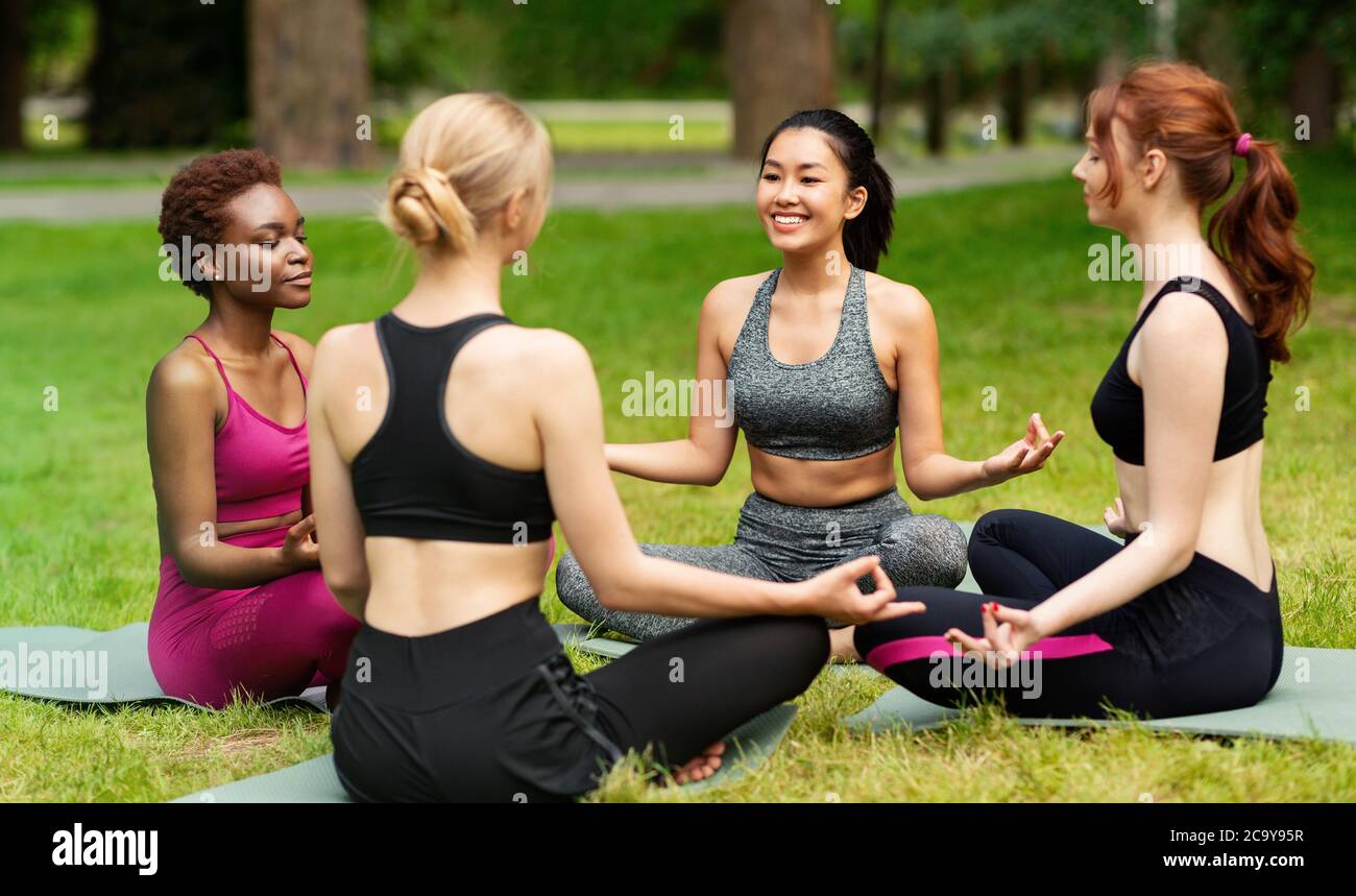 Group meditation circle hi-res stock photography and images - Alamy