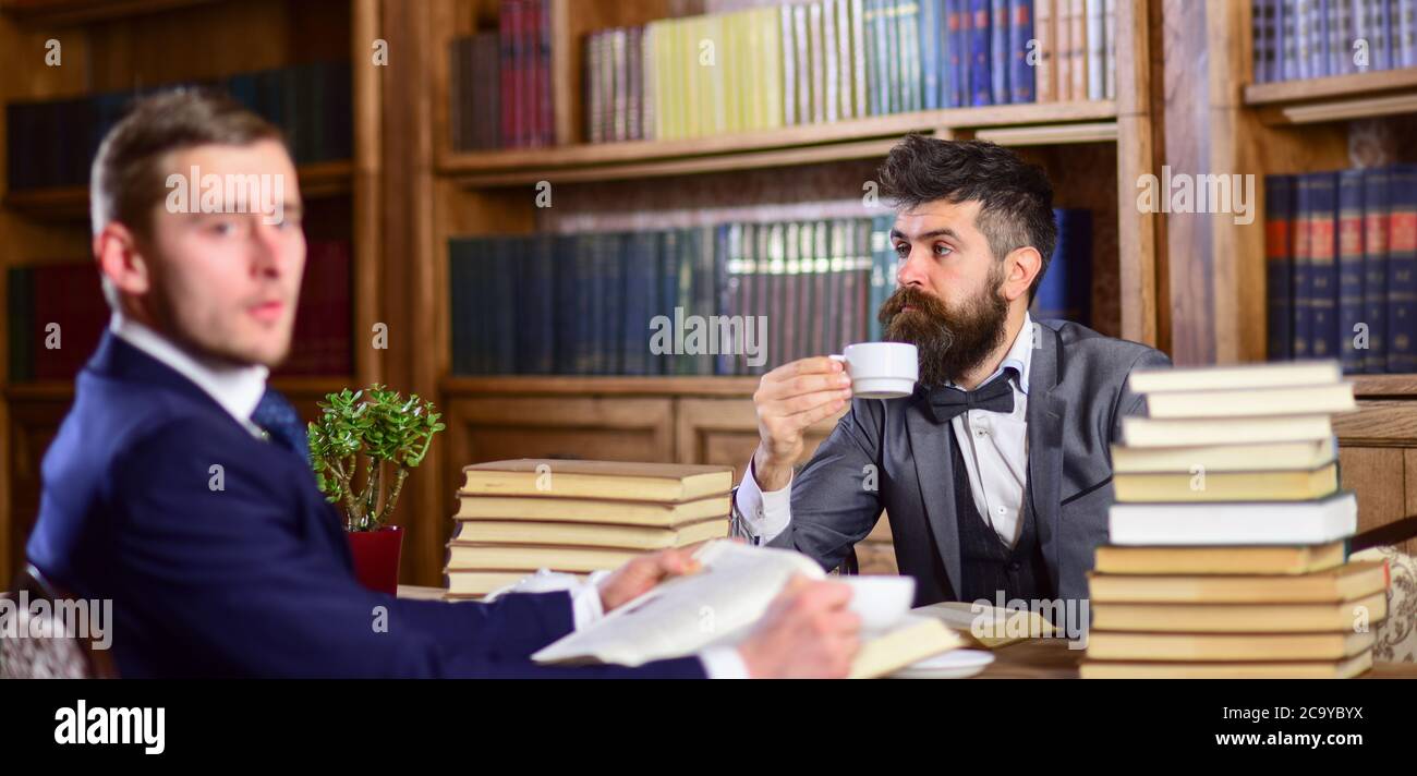 Vintage men in suits drinking hi-res stock photography and images - Alamy