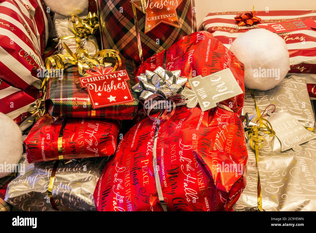 Opened christmas presents hi-res stock photography and images - Alamy
