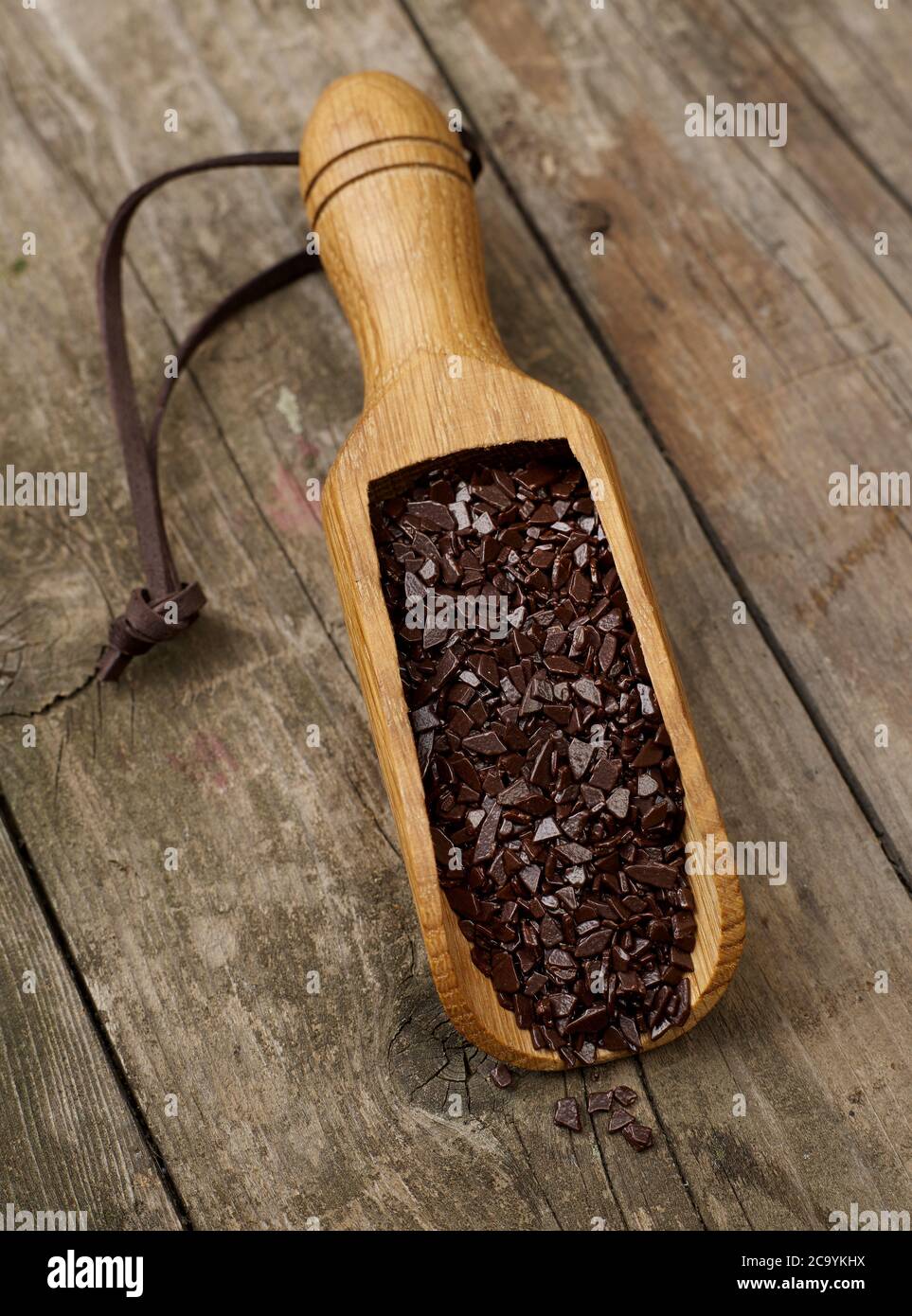 Chocolate chips scoop on wood Stock Photo - Alamy