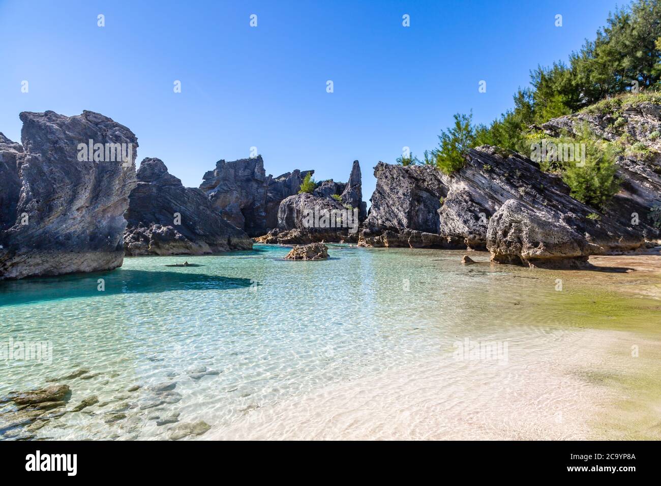 An idyllic cove with rock formations, on the island of Bermuda Stock ...