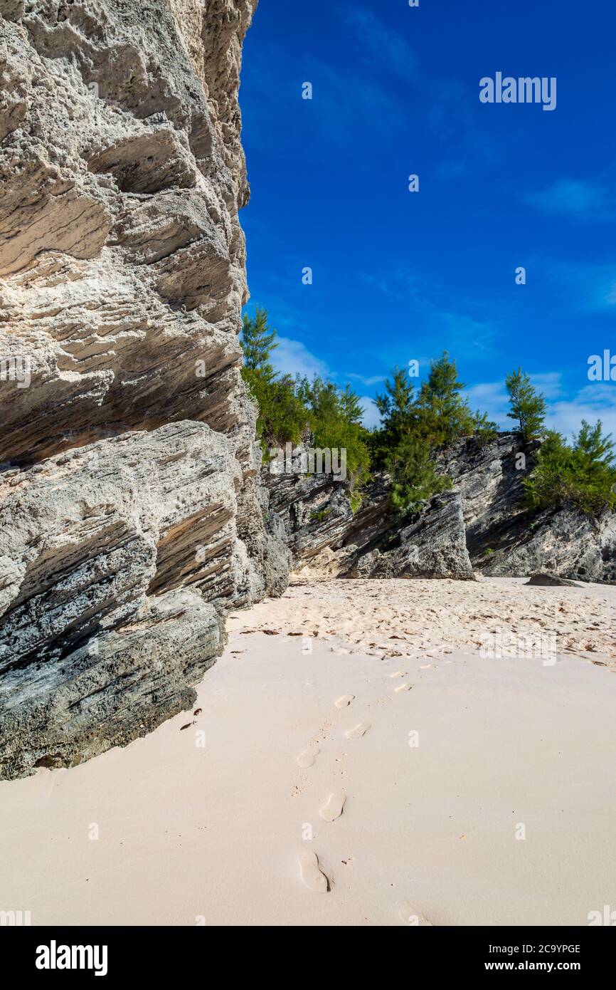 Rocks and the sandy beach at Horseshoe Bay, Bermuda Stock Photo - Alamy