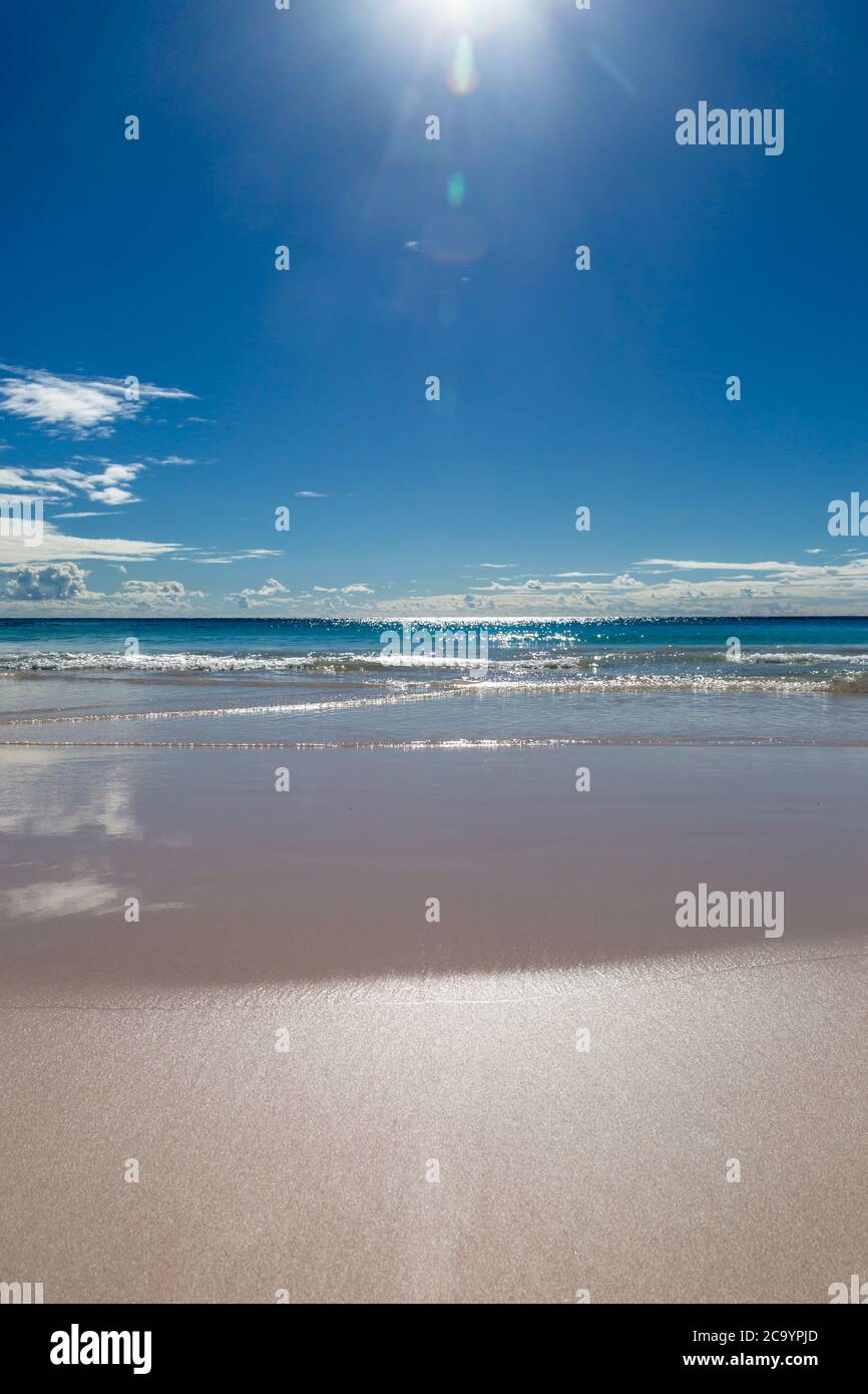 The sun shining on Horseshoe Bay Beach on the island of Bermuda Stock ...
