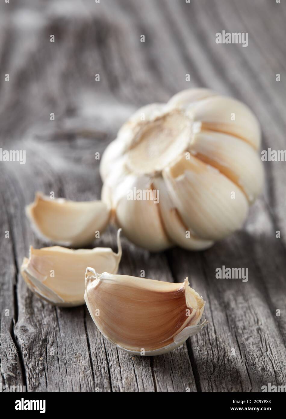 Garlic cloves and bulb Stock Photo - Alamy