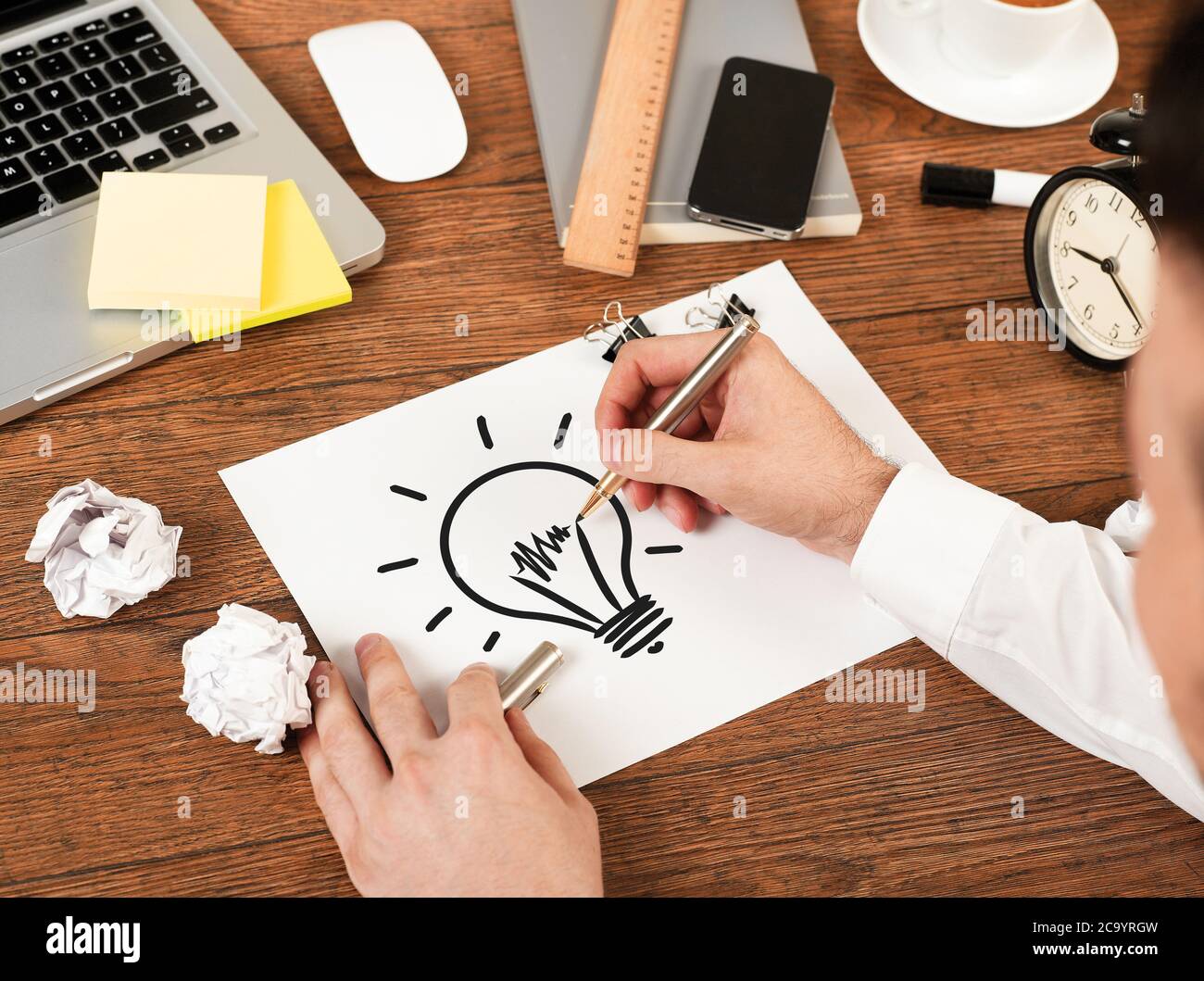 Man drawing a light bulb Stock Photo - Alamy