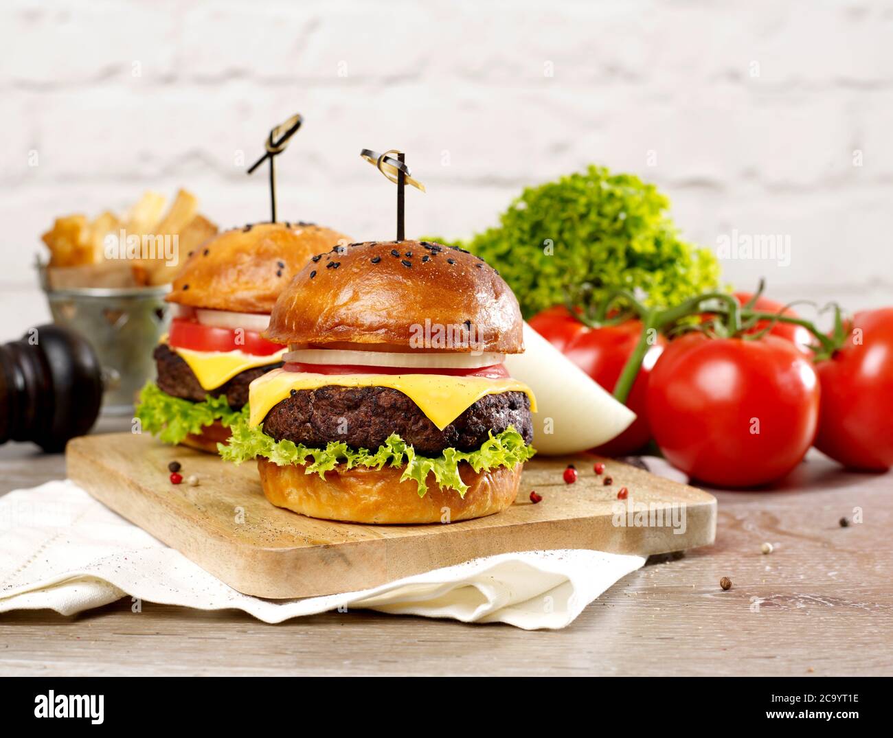 Fresh cheeseburgers and ingredients Stock Photo - Alamy