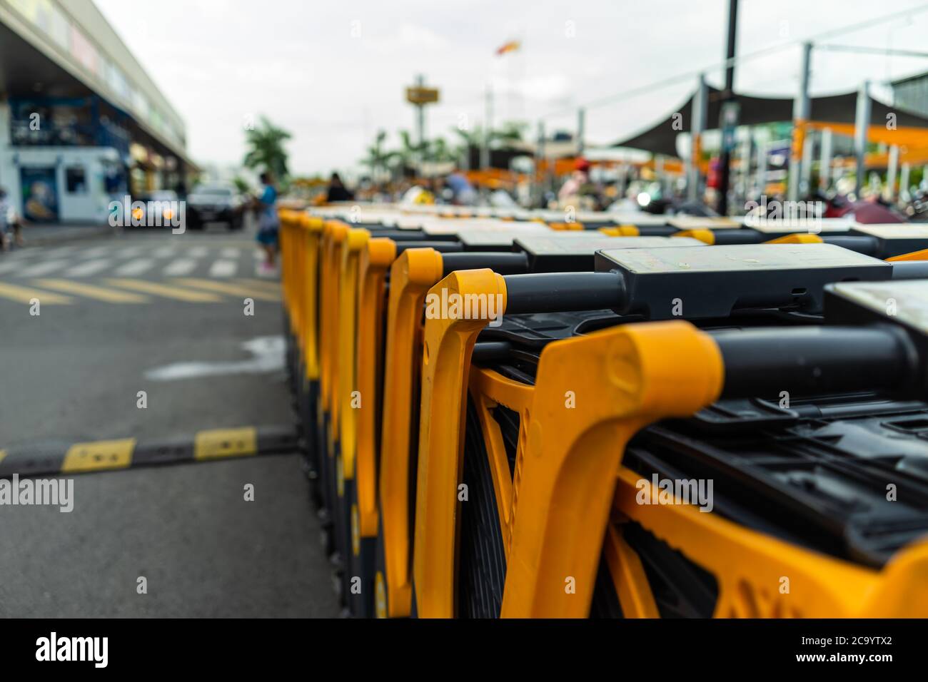 Yellow shopping carts hi-res stock photography and images - Alamy