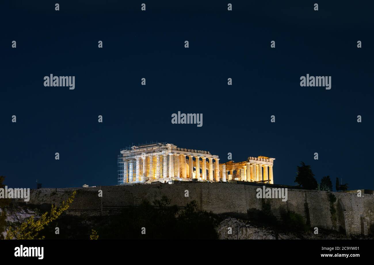 Acropolis hill with shiny famous Parthenon temple on night sky ...
