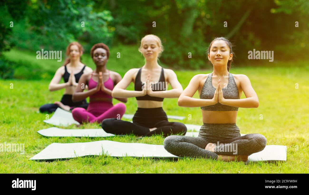Yoga group outdoor hi-res stock photography and images - Alamy