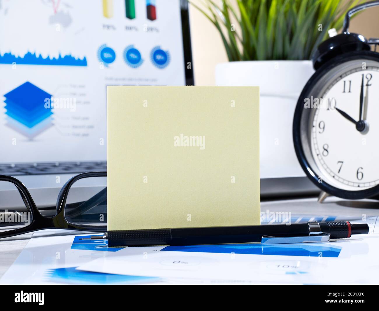 Adhesive note on desk Stock Photo - Alamy