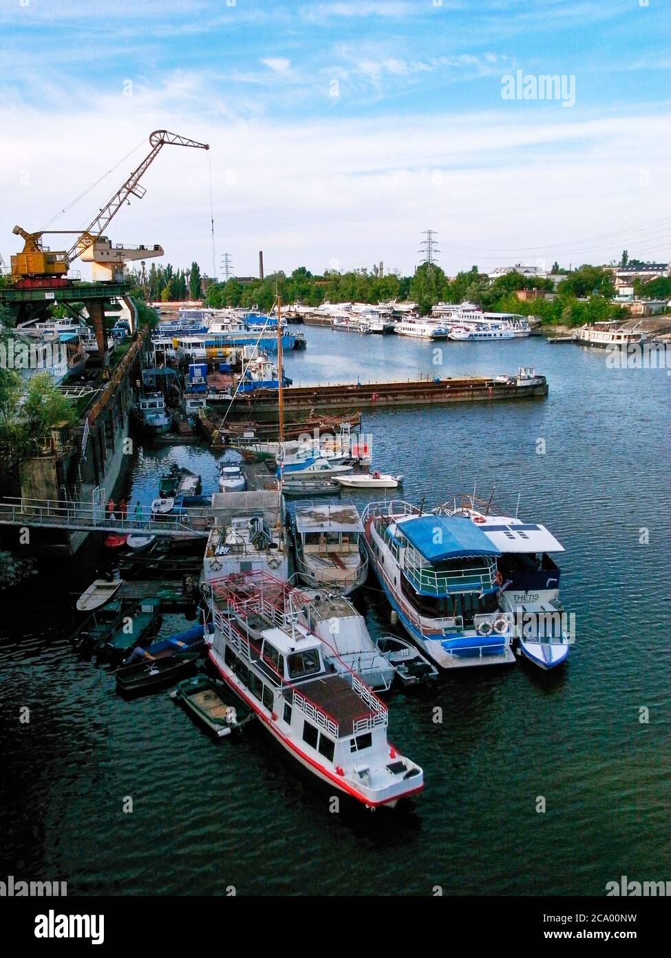 Junk yard boats hi-res stock photography and images - Alamy