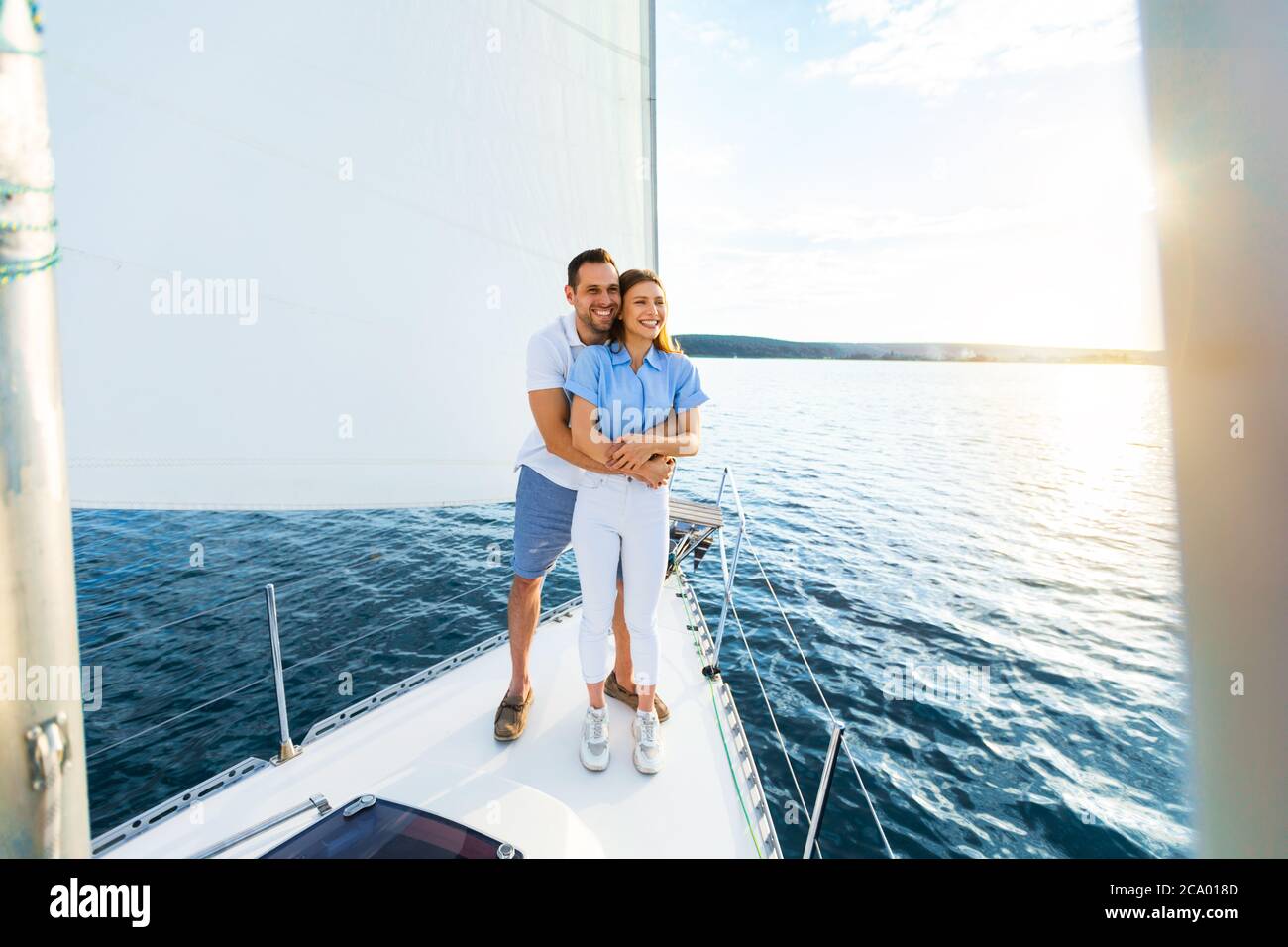 Couple hug sea hi-res stock photography and images - Alamy