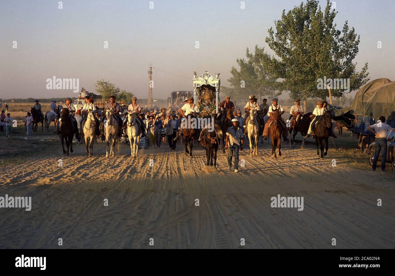 HERMANDAD ROCIERA CON EL SIMPECADO CAMINO DEL ROCIO - FOTO 1978 ...
