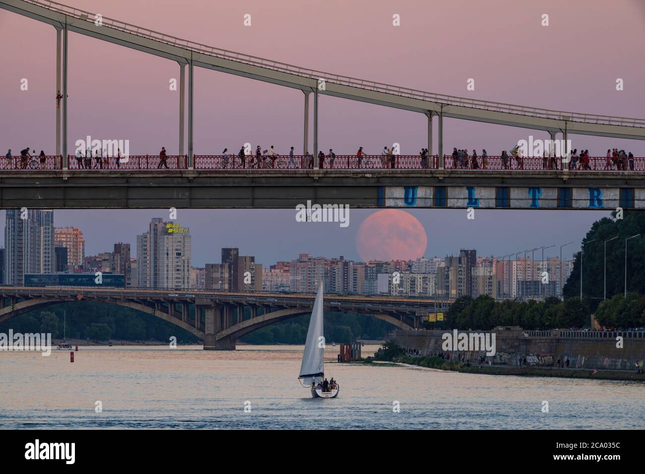 Silhouette city skyline full moon hi-res stock photography and images ...