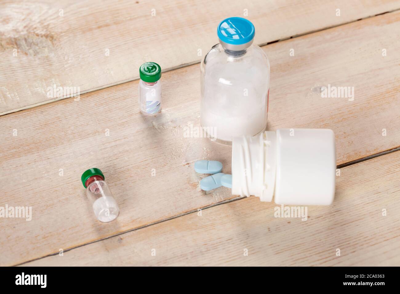 Pills and injections hi-res stock photography and images - Alamy