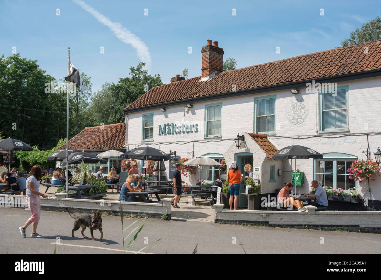 Countryside pub England, view in summer of people seated outside a ...