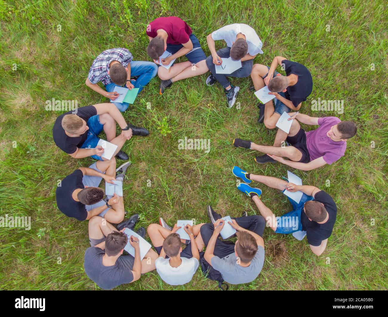 Women sit in a circle hi-res stock photography and images - Alamy