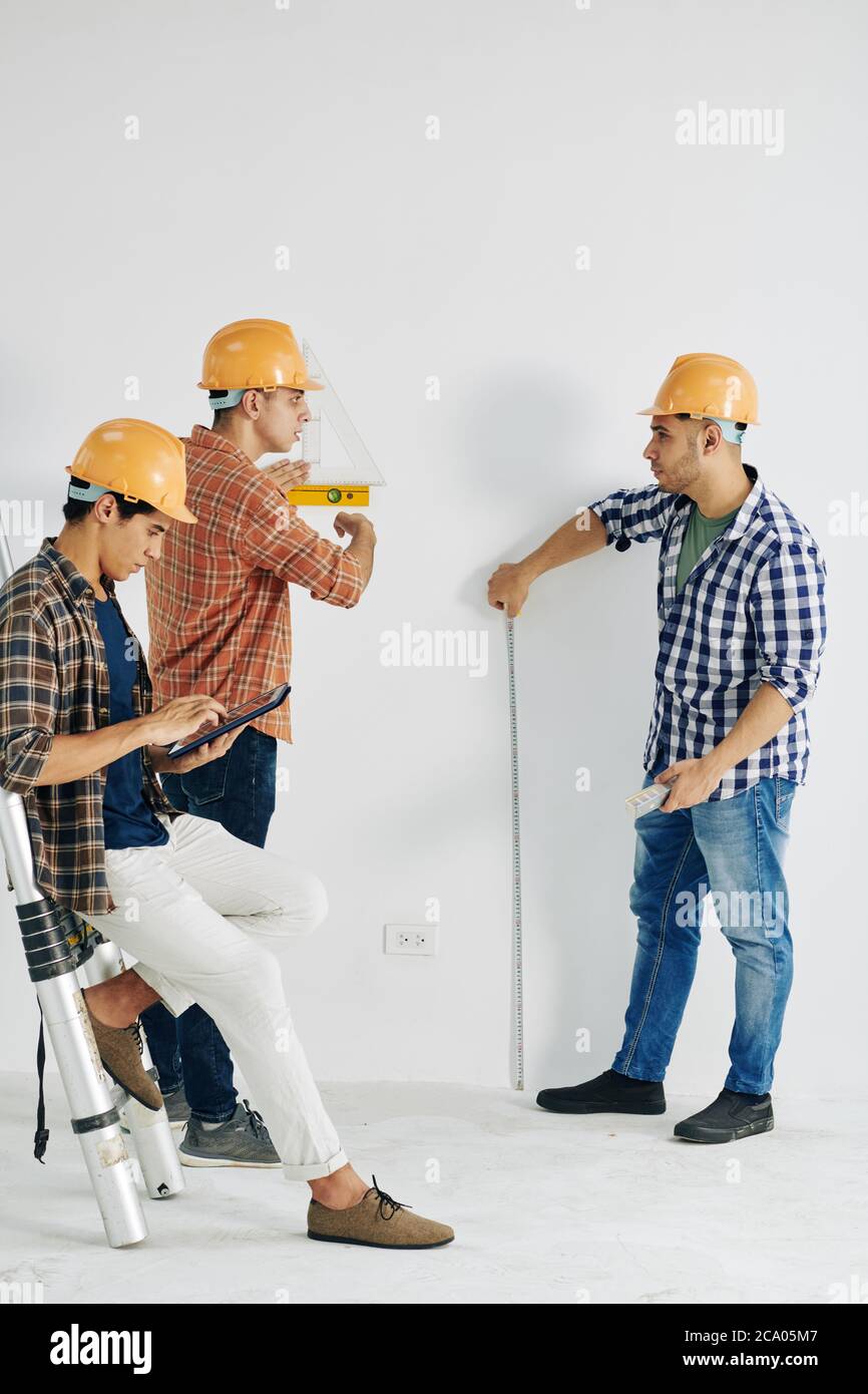 Construction workers measuring hi-res stock photography and images - Alamy