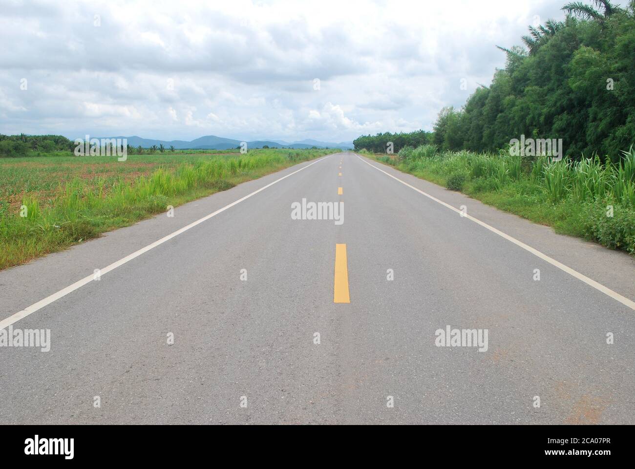 Road margin hi-res stock photography and images - Alamy