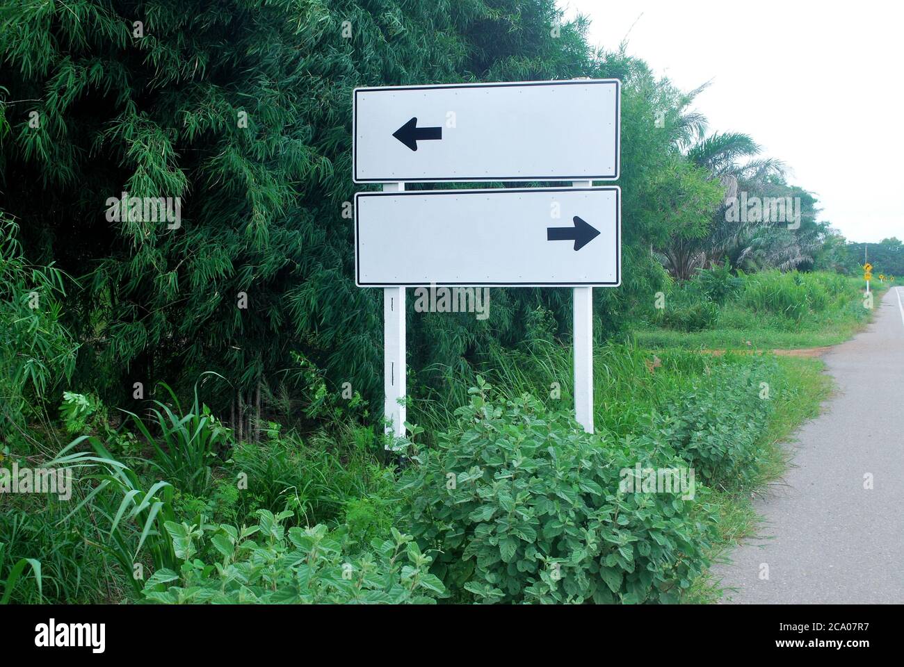 Car swerve sign hi-res stock photography and images - Alamy