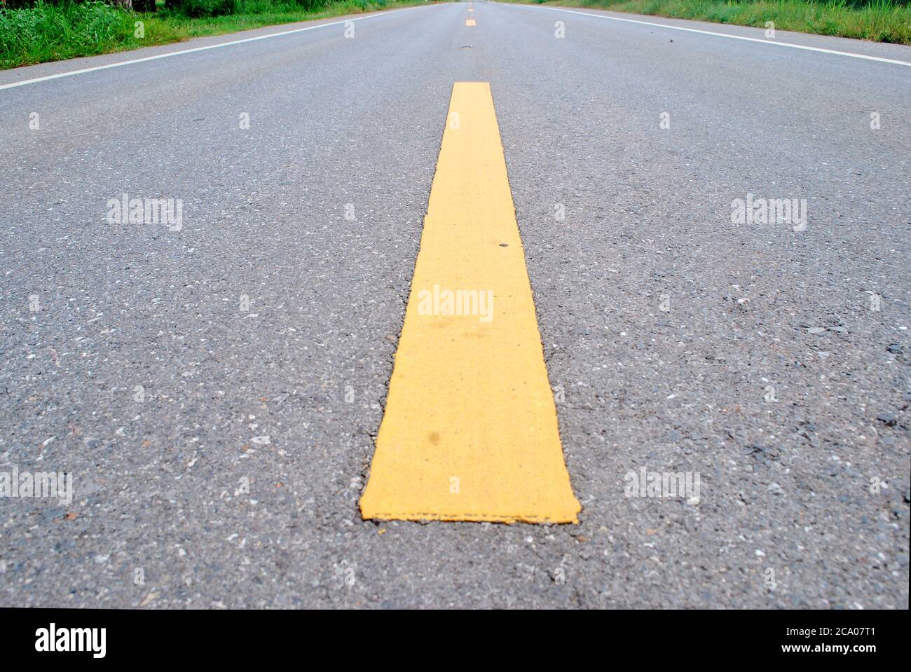 Median in the middle of the road hi-res stock photography and images ...
