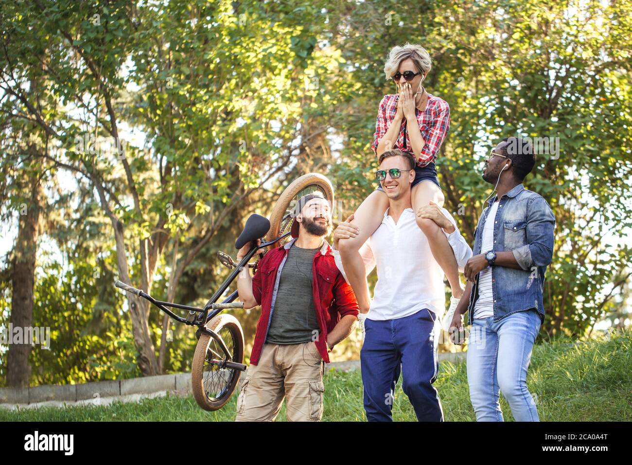 Best friends hanging out together hi-res stock photography and images ...