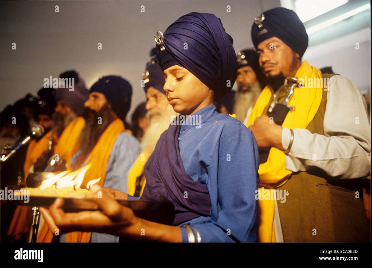 India devotee temple hi-res stock photography and images - Alamy