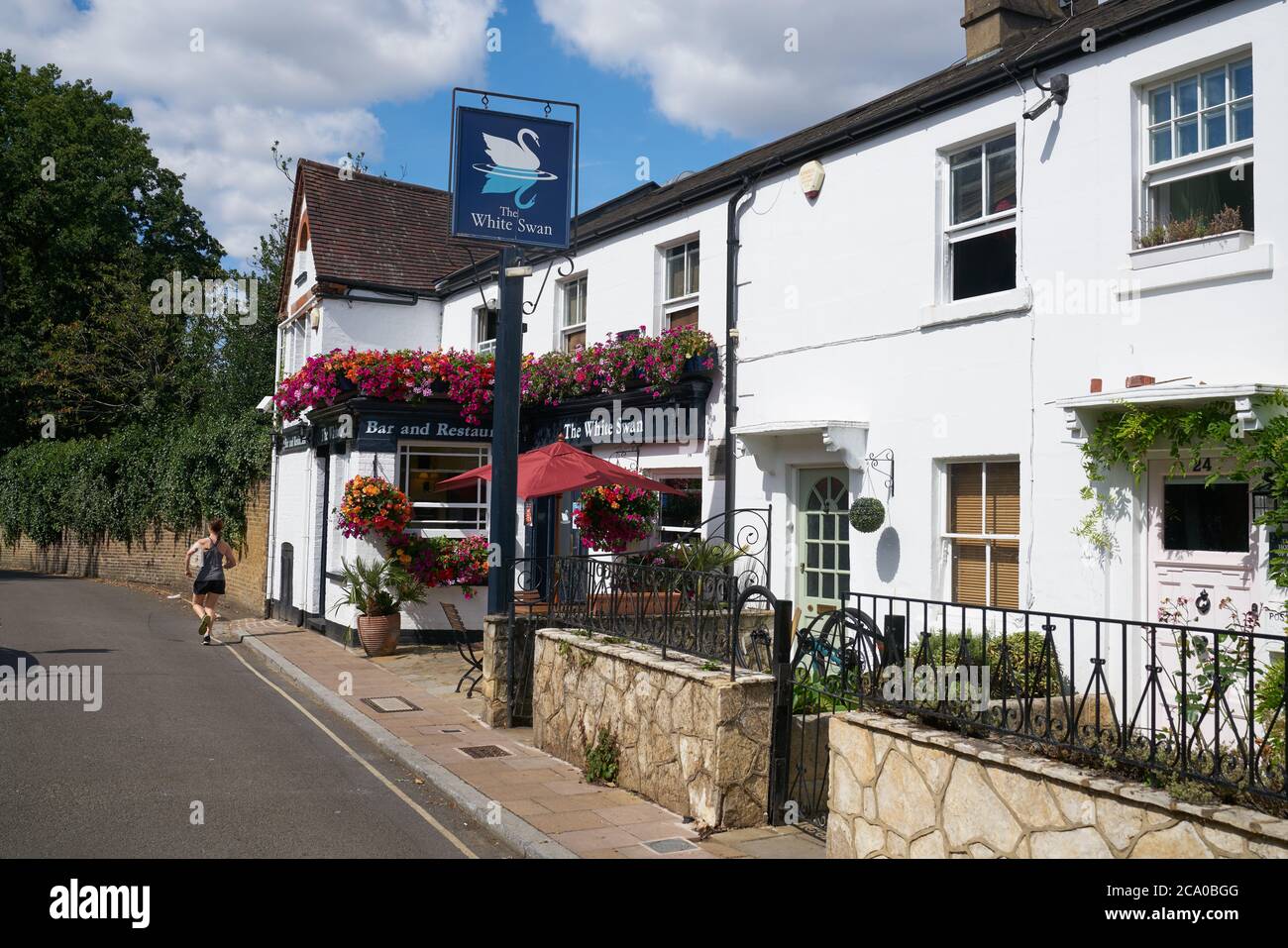 White swan pub hi-res stock photography and images - Alamy