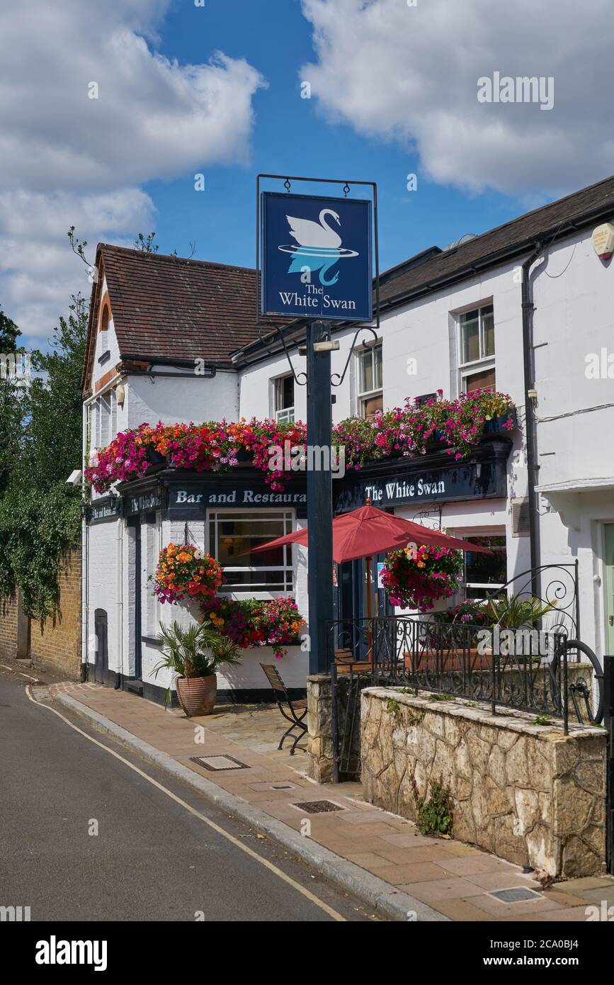 White swan pub hi-res stock photography and images - Alamy