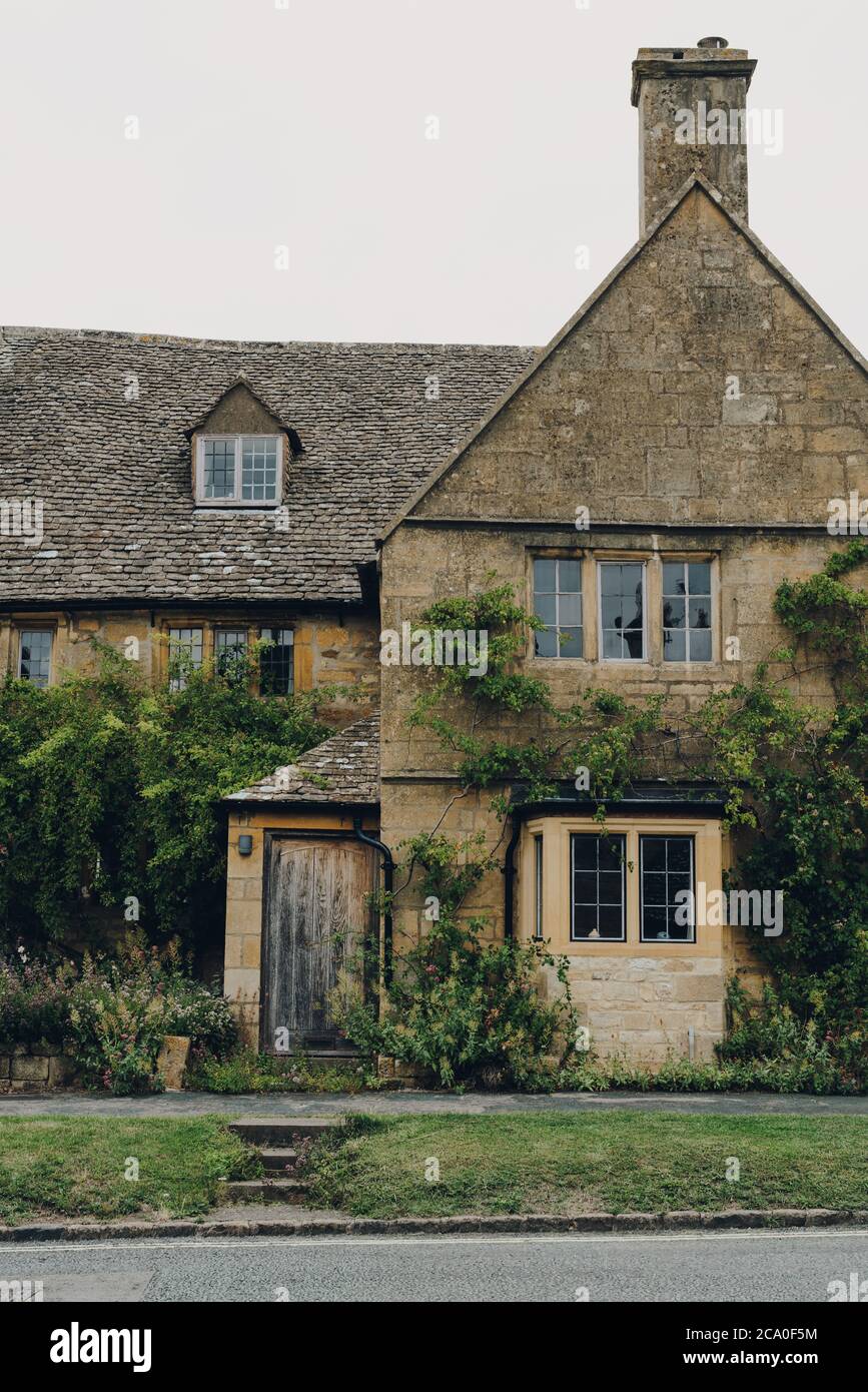 Limestone cottage hi-res stock photography and images - Alamy