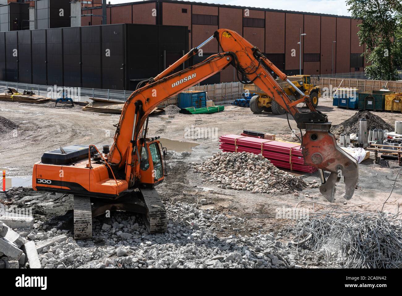 Excavator recycling demolition waste Stock Photo - Alamy