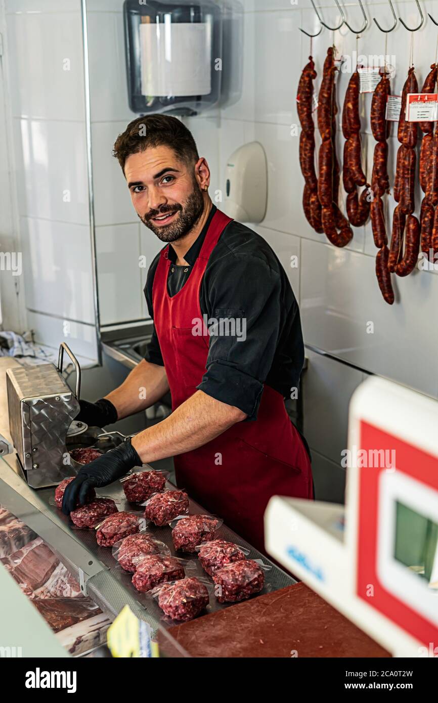 butcher Making raw beef burgers in Butchers shop Stock Photo - Alamy
