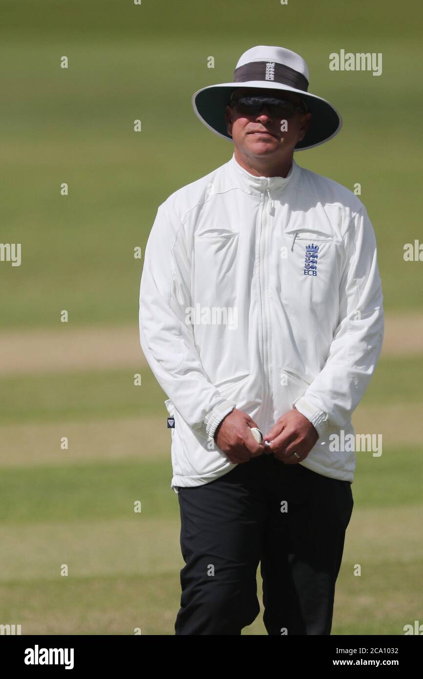 First class umpire hi-res stock photography and images - Alamy