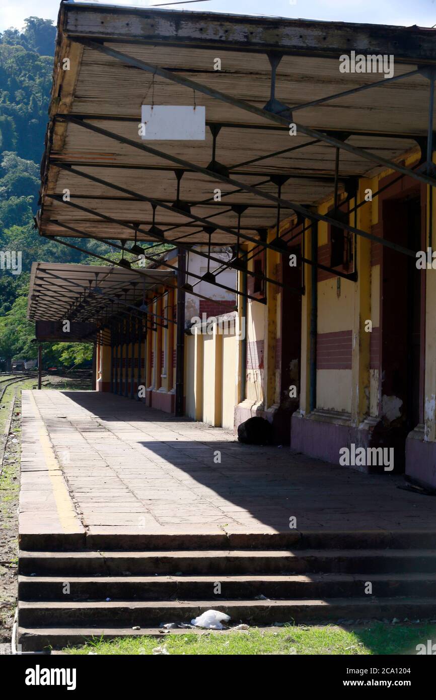 Abandoned railway station train hi-res stock photography and images - Alamy