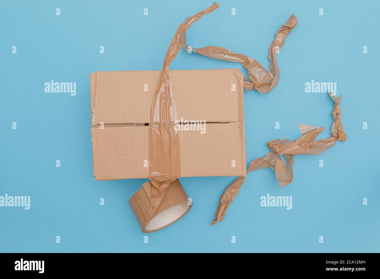 packaging tape failure on a closed cardboard box Stock Photo - Alamy