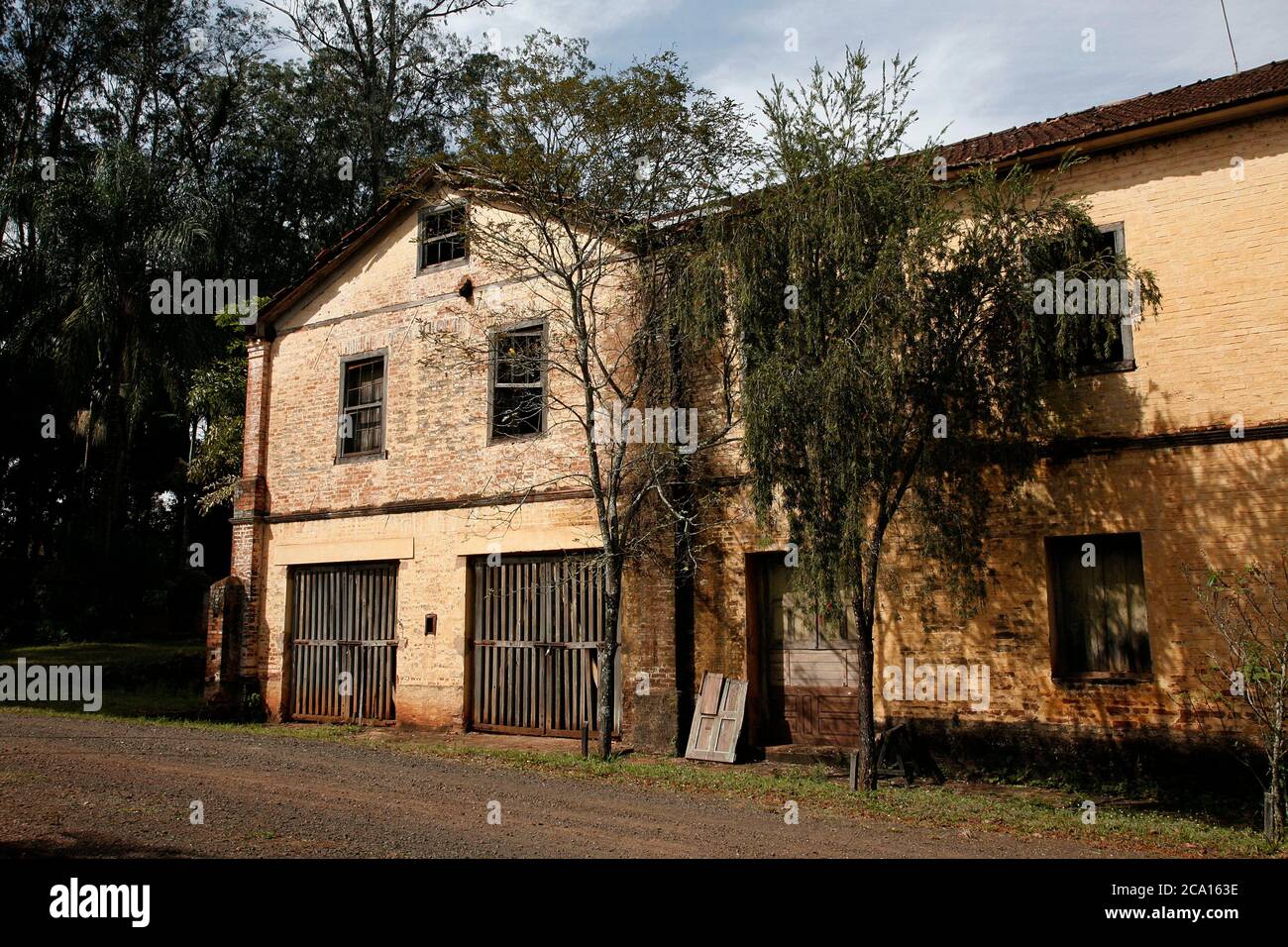 Old barn in a rural setting on Brazil Stock Photo - Alamy