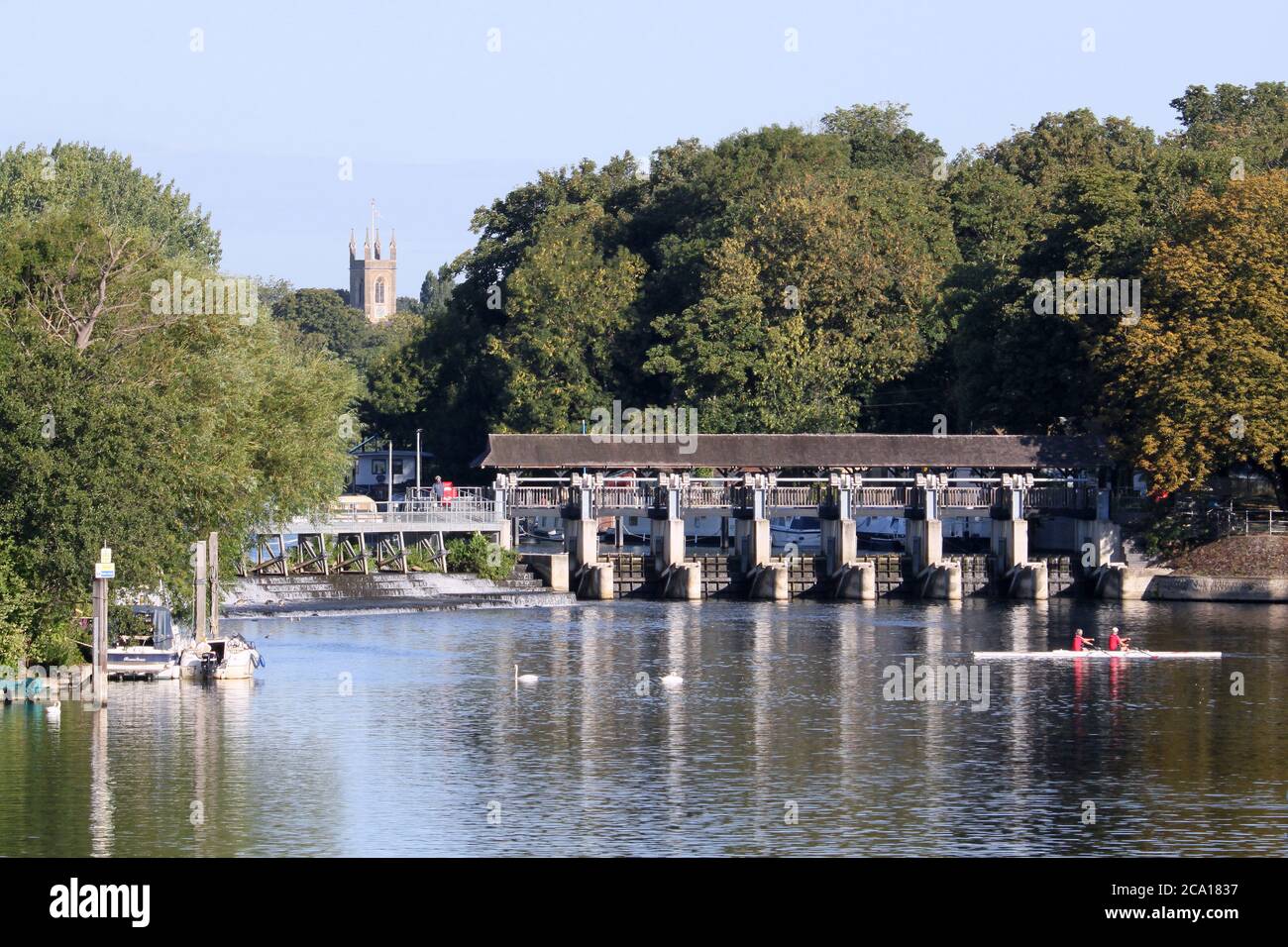 Weir at Molesey Lock, River Thames, Hampton Court, East Molesey, Surrey ...